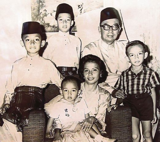 Kisah Tun Rahah,Tun Razak dan beg tangan mahal yang ramai tidak tahu