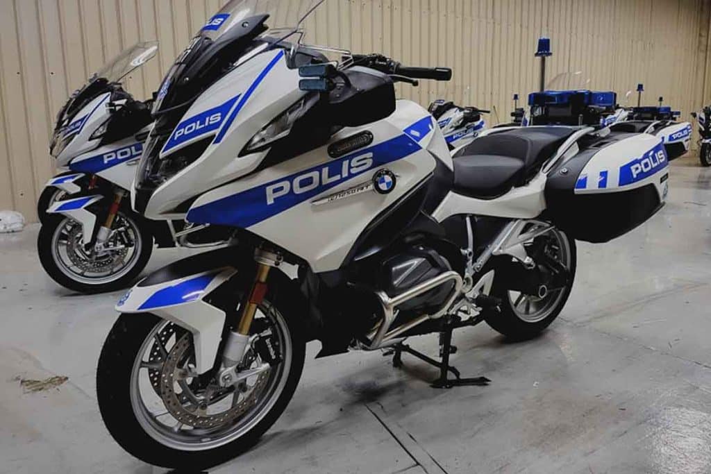 Pengiring Anwar dan Zahid 'ride' motorsikal model BMW R 1250 RT ...