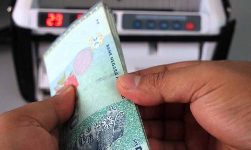 Jutawan paksa pegawai bank kira duit RM3.7 juta pakai tangan
